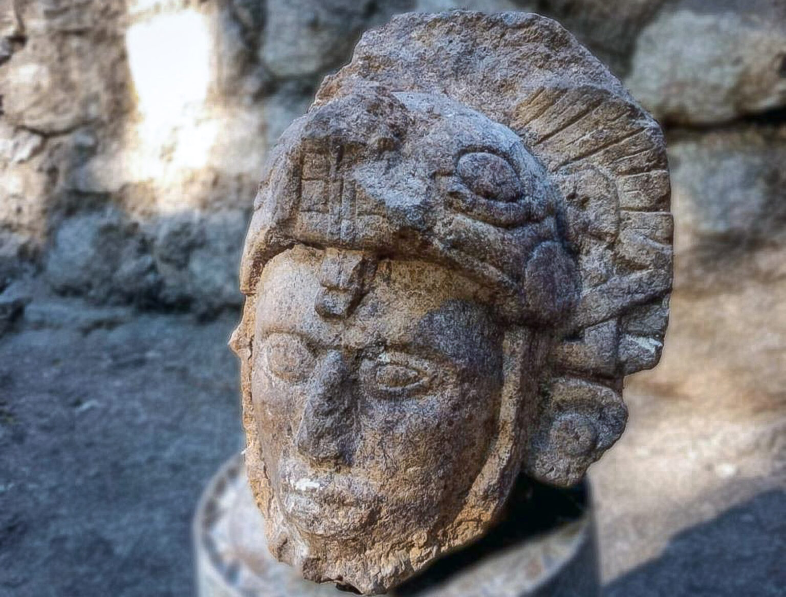 Escultura de guerrero maya emerge en las ruinas de Chichén Itzá